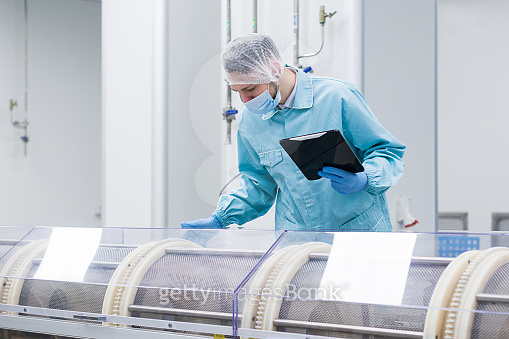 factory worker is checking serviceability of machine 이미지 (675683678 ...
