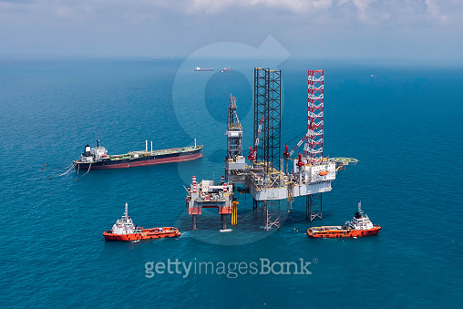 Offshore oil rig drilling platform in the gulf of Thailand (669594098 ...