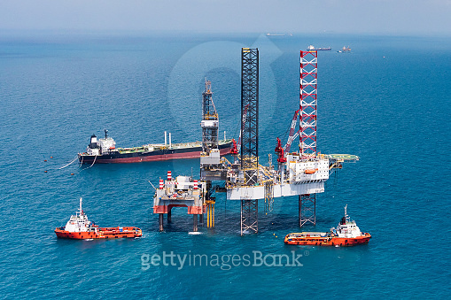 Offshore oil rig drilling platform in the gulf of Thailand (669594174 ...