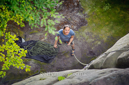 Woman belaying another climber with rope 이미지 (638760992) - 게티이미지뱅크