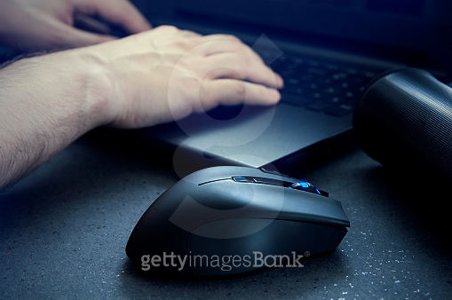 gaming mouse with man using computer at night. 이미지 (635790576) - 게티이미지뱅크