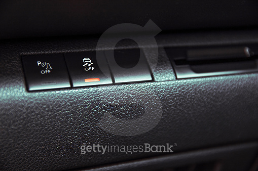 Button to disable traction control in the car (689808822) - 게티이미지뱅크