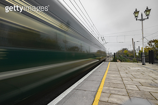 Fast trains on the Great Western Mainline 이미지 (890969820) - 게티이미지뱅크