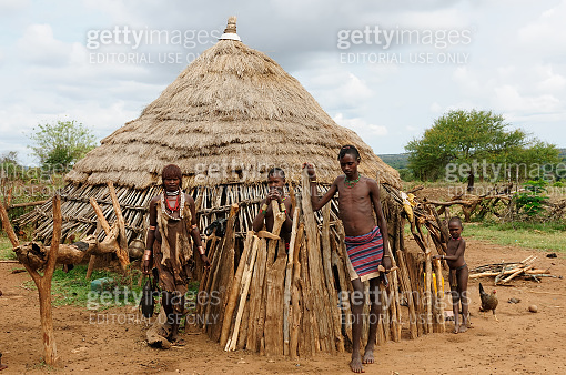 Hamer family standing in front of its traditional house 이미지 (641840606 ...