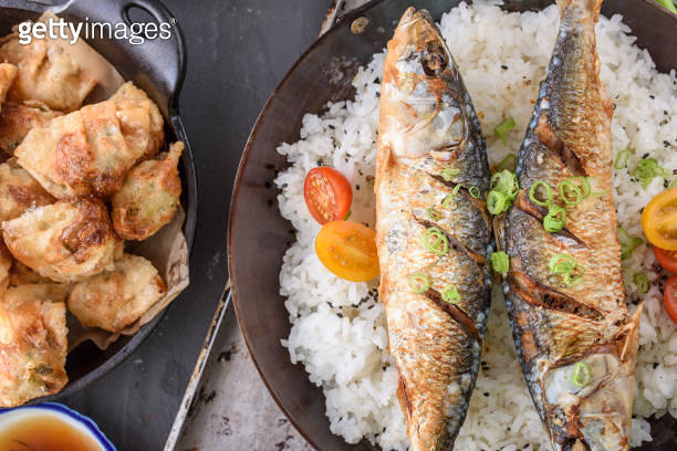 Deep Fried Fish over Rice 이미지 (689713460) - 게티이미지뱅크