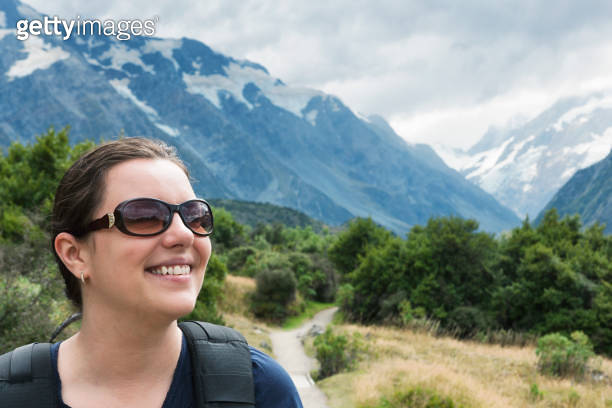 Woman hiking at Mount Cook of the Southern Alps in New Zealand 이미지 ...