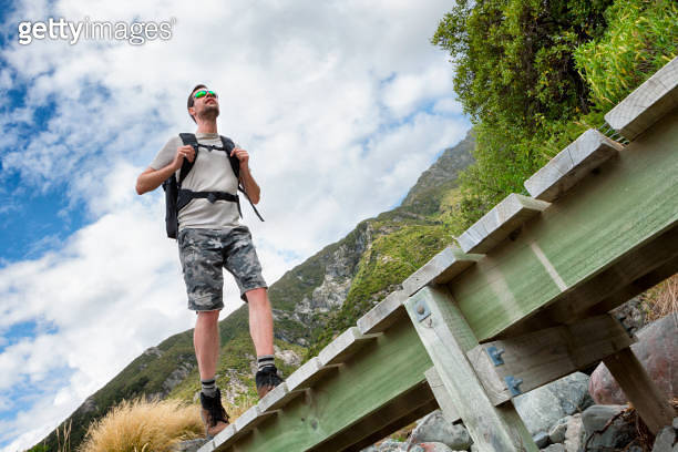 Man hiking at Mount Cook of the Southern Alps in New Zealand 이미지 ...