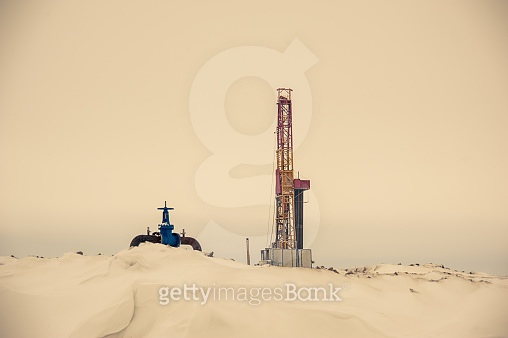 Oil rig and wellhead in the oilfiled 이미지 (640245384) - 게티이미지뱅크