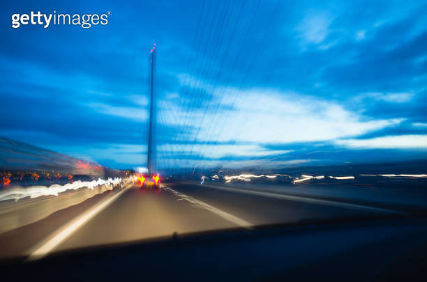 Driving on Queensferry Crossing bridge at night 이미지 (848624844) - 게티이미지뱅크