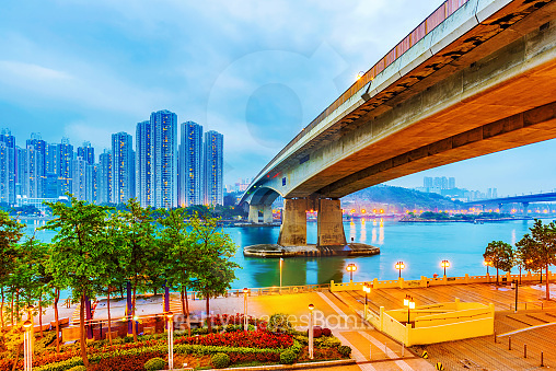 Riverside area with bridge and architecture 이미지 (688019094) - 게티이미지뱅크