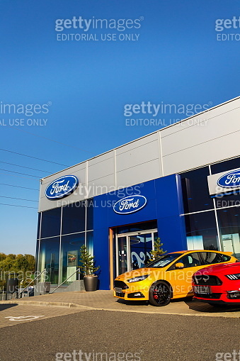 Cars in front of Ford motor company dealership building 이미지 (856014856 ...