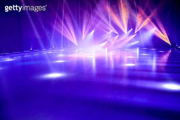 ice floor with stage lights for ice dancing 이미지 (692844892) - 게티이미지뱅크