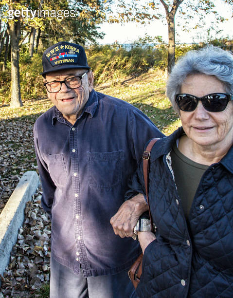 USA WWII Military War Veteran Father and Daughter Walking 이미지 ...
