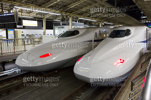 Shinkansen N700 Series trains in Japan (821505058) - 게티이미지뱅크