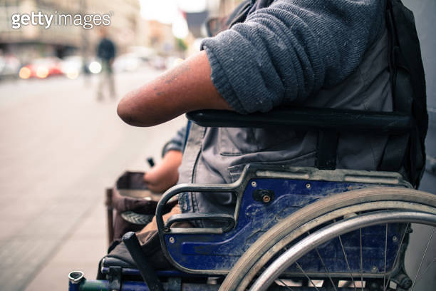 Poor disabled man asked money on street 이미지 (860650006) - 게티이미지뱅크