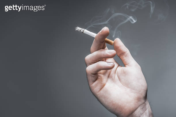 Arm of young man smoking (850110006) - 게티이미지뱅크