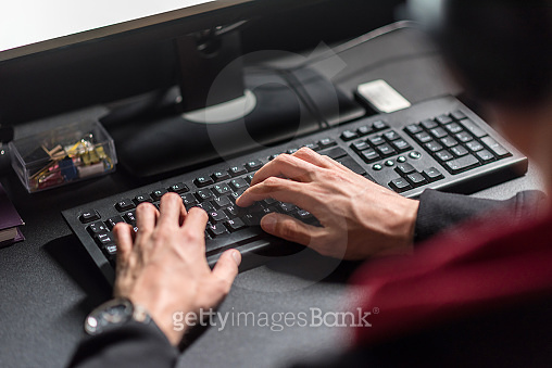 Male arms typing by keyboard at desk 이미지 (692789690) - 게티이미지뱅크