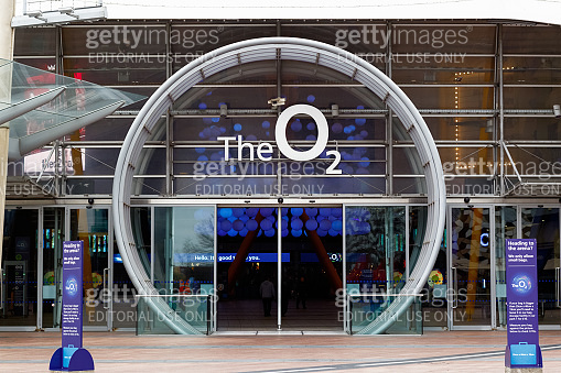 Peninsula Square leading to The O2 Arena entrance in London (684173860 ...