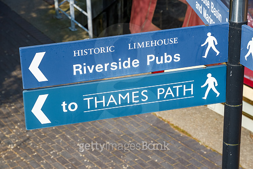 Riverside Pubs and Thames Path street sign 이미지 (670023544) - 게티이미지뱅크