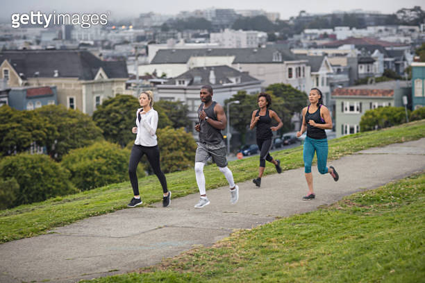 Four people running in a public park at San Francisco 이미지 (841930926 ...