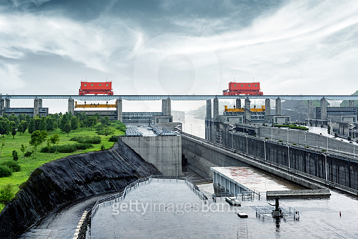 the Three Gorges Dam at Yangtze River in China at evening time 이미지 ...