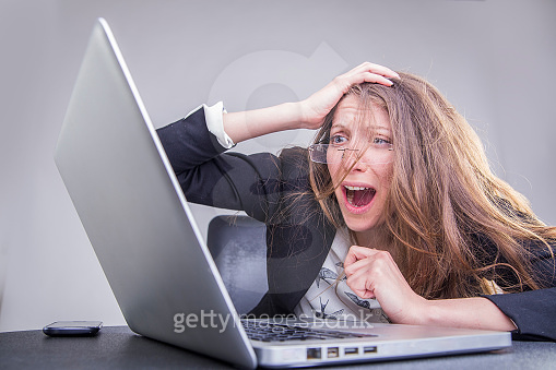 Scared, terrified young business woman at her work (688314372) - 게티이미지뱅크