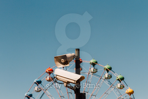 Surveillance camera and louspeaker with ferris wheel (636154656) - 게티이미지뱅크