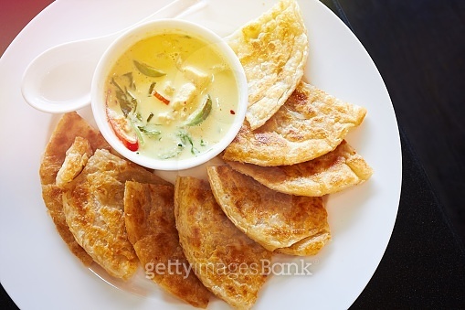 Indian roti and Thai green coconut milk chicken curry (836116806) - 게티이미지뱅크