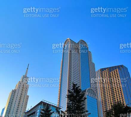 Buildings in Dallas downtown against a bright blue sky background. 이미지 ...