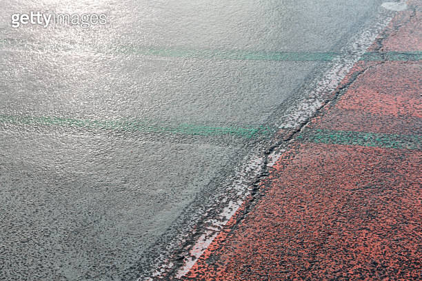 Asphalt with painted dividing lines in blue and white color 이미지 ...