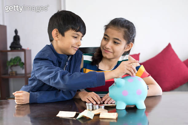 Brother and sister saving money 이미지 (1086905562) - 게티이미지뱅크