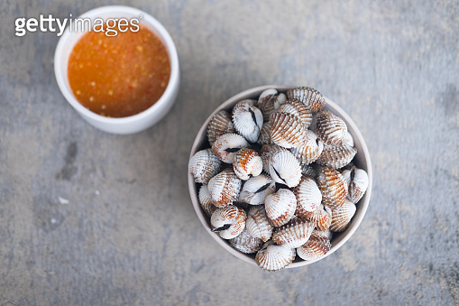 Boiled cockles served with Thai spicy sauce. 이미지 (995433586) - 게티이미지뱅크