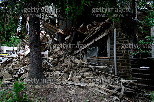 Partial House Collapse in Philadelphia, PA 이미지 (1024794058) - 게티이미지뱅크