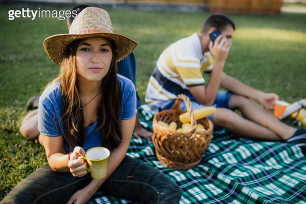 The brothers and sister enjoy nature, bake corn. 이미지 (1020562854) - 게티이미지뱅크
