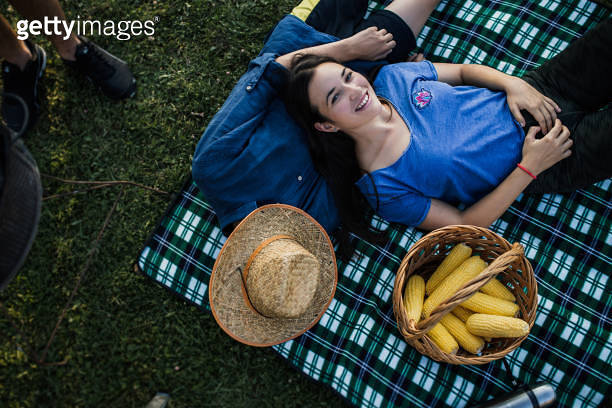 The brothers and sister enjoy nature, bake corn. 이미지 (1020562862) - 게티이미지뱅크