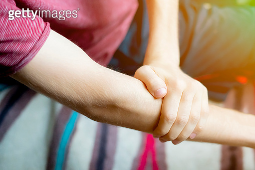 close up hand touch arm feeling pain f 이미지 (1067694692) - 게티이미지뱅크