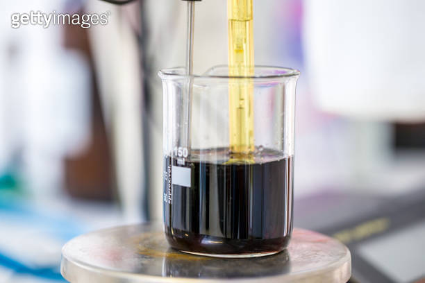 Measuring pH Value and Total Acidity in Red Wine (1069264154) - 게티이미지뱅크