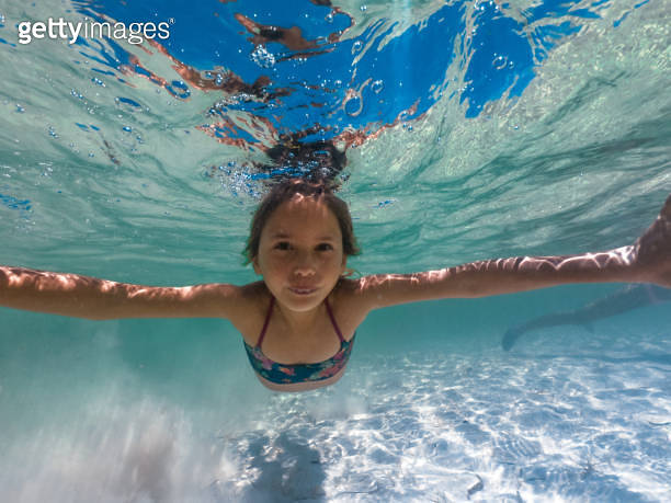 Young Girl Diving Underwater in the Sea 이미지 (1080888140) - 게티이미지뱅크