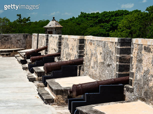 Row of cannons in a Spanish-colonial style fort in Mexico 이미지 ...