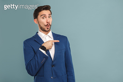 Funny man pointing finger at copy space 이미지 (952000476) - 게티이미지뱅크
