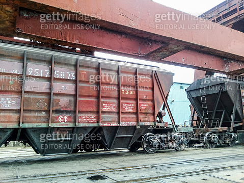 Freight railroad cars in the industrial port. Wagons hoppers. 이미지 ...