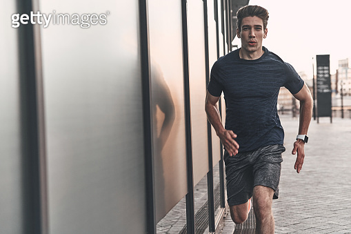 Chasing empty streets. 이미지 (985833178) - 게티이미지뱅크