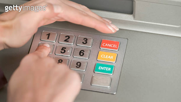 Female hands typing PIN number on keypad of ATM machine 이미지 (913326858 ...