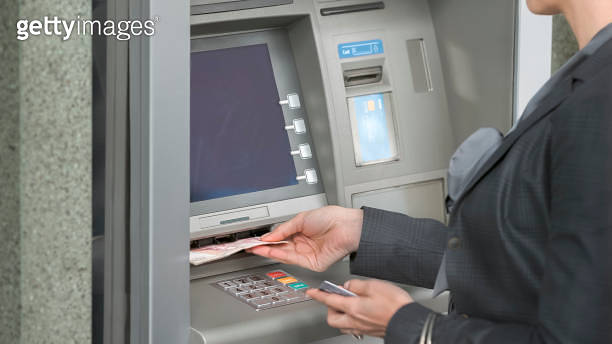 Hands of woman making cash withdrawal at ATM 이미지 (913326884) - 게티이미지뱅크