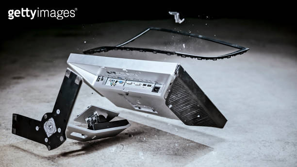 Smashed computer monitor 이미지 (1058280370) - 게티이미지뱅크