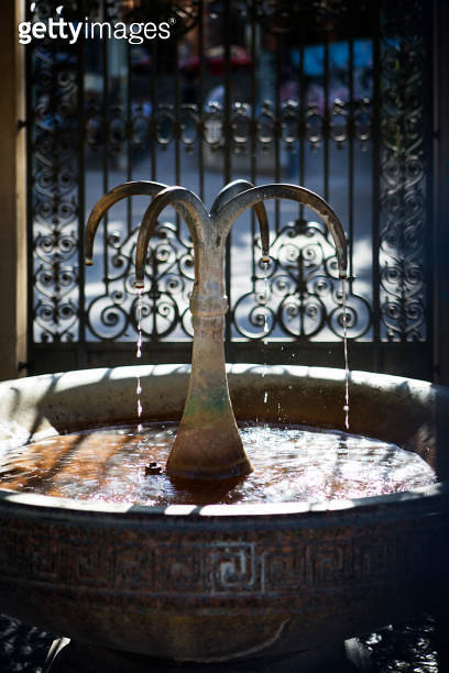 Kochbrunen, sodium chloride hot spring, Wiesbaden 이미지 (985795304) - 게티이미지뱅크