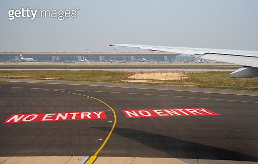 No entry allowed sign mark airport runway 이미지 (1043849932) - 게티이미지뱅크
