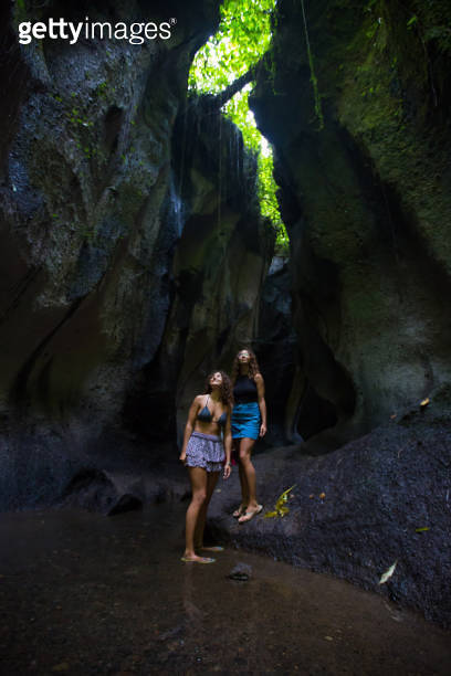 Tourist in the beautiful cave. Friends exploring nature caves 이미지 ...