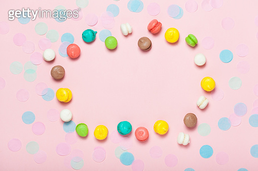 Group of sweet colorful mini macarons 이미지 (1002339272) - 게티이미지뱅크