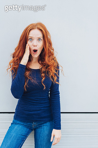 Amazed young woman staring wide eyed 이미지 (1071320280) - 게티이미지뱅크